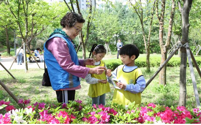 심평원, 지역사회 아동과 어르신의 따뜻한 연결 이뤄 > 뉴스 | 한의신문